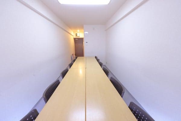 【新宿駅D5出口30秒！13名利用可！】完全個室！綺麗な室内！ホワイトボード完備！コモンズ会議室 新宿西口 4枚目
