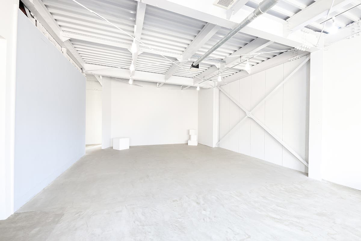 白壁とモルタル床のシンプルな空間！無料撮影機材も充実！！屋上も使えます。 3枚目