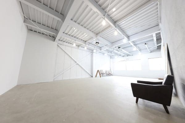 白壁とモルタル床のシンプルな空間！無料撮影機材も充実！！屋上も使えます。 1枚目