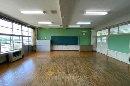 普通教室【4】 標高1165mの清里高原にある廃校になった小学校の普通教室です。（この教室には机や椅子はありません）