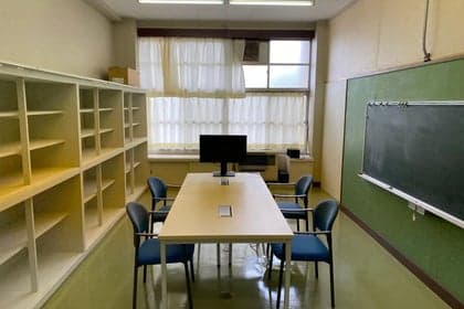 サイレントルーム【1F】 普通教室の半分のサイズ オンライン会議やグループワークに最適