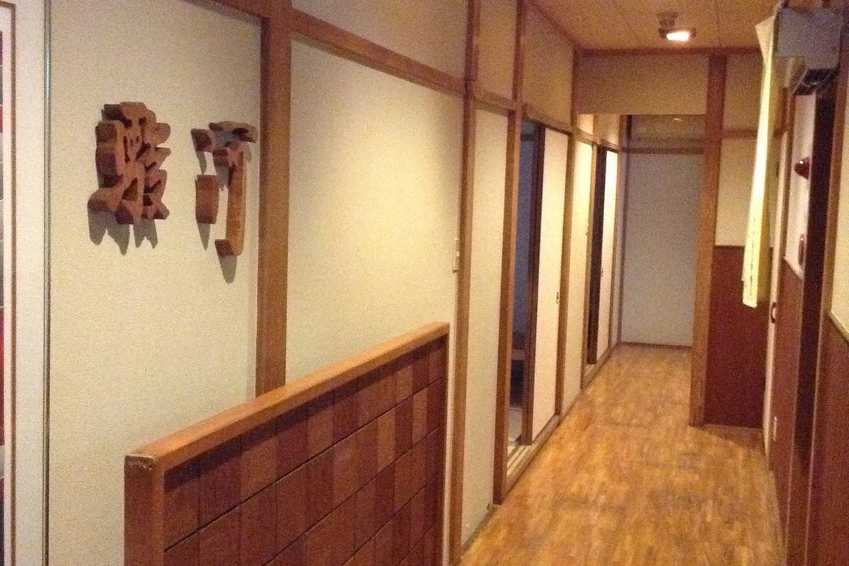 千葉駅から徒歩5分。しっとりとした雰囲気の日本料理店の完全個室のお部屋。正に奥座敷 1枚目