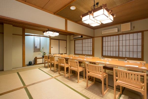 千葉駅から徒歩5分。しっとりとした雰囲気の日本料理店の完全個室のお部屋。正に奥座敷 3枚目