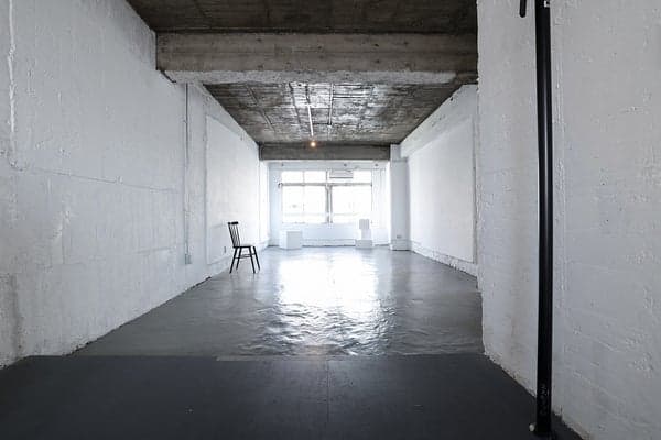 代々木レトロビル内の非現実的な白壁スタジオ 4枚目