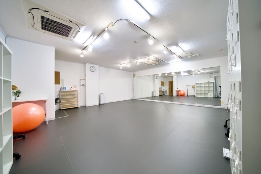 【中野駅2分】ダンスができるレンタルスタジオ／幅5.1mの大型鏡／ダンス・バレエ用リノリウム床／練習・教室利用に最適なスペース