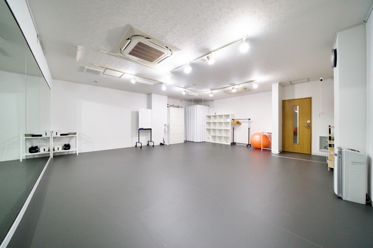 【中野駅2分】ダンスができるレンタルスタジオ／幅5.1mの大型鏡／ダンス・バレエ用リノリウム床／練習・教室利用に最適なスペース 4枚目