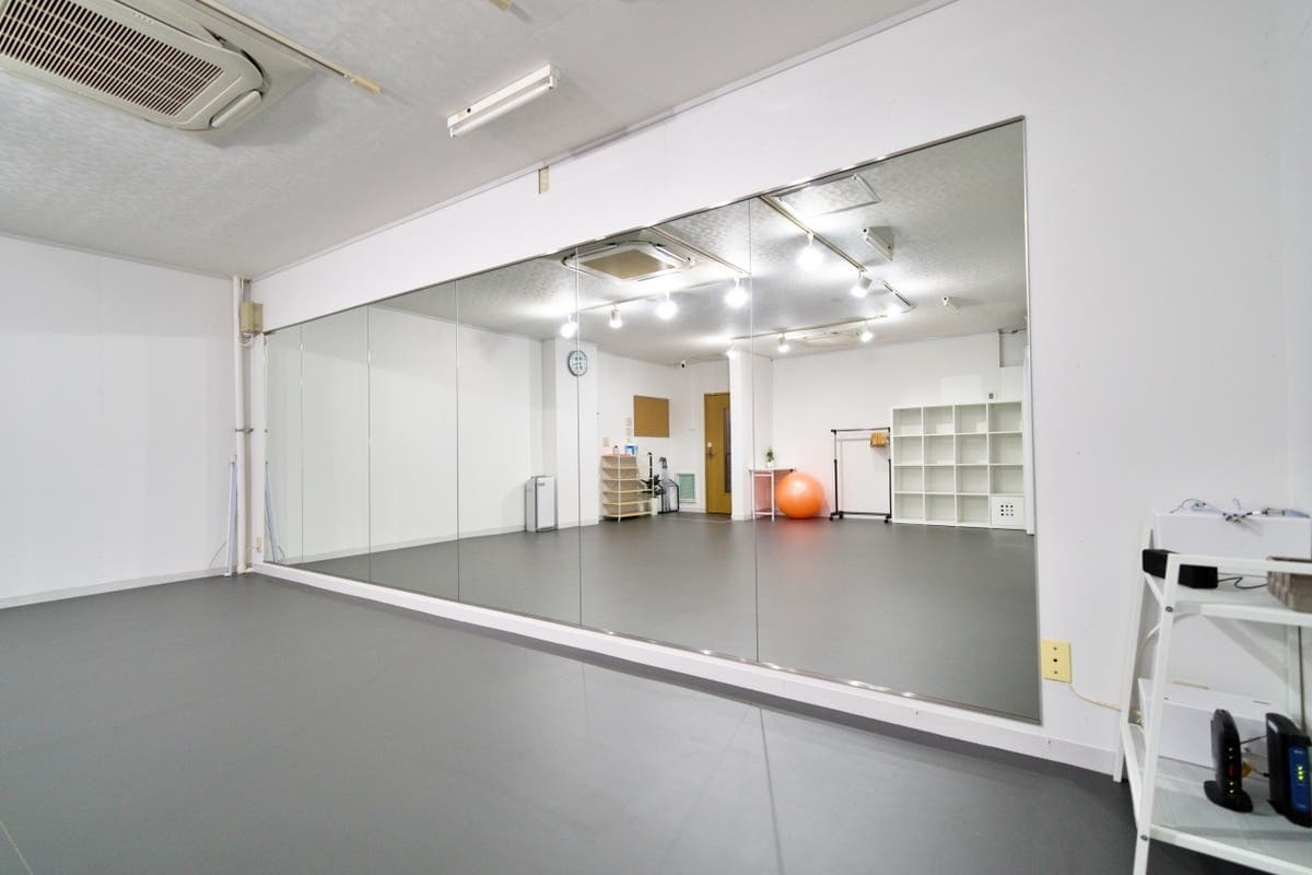 【中野駅2分】ダンスができるレンタルスタジオ／幅5.1mの大型鏡／ダンス・バレエ用リノリウム床／練習・教室利用に最適なスペース 2枚目