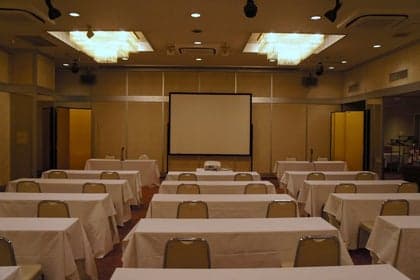 JR松山駅からすぐ。各種講演会や会社説明会、学校の懇談会や入学試験会場としてなど幅広くご利用いただいております。