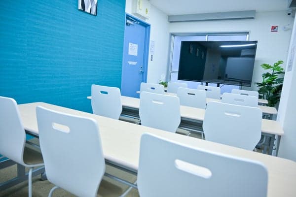 【藤沢駅２分】GS貸会議室ブルー・高速インターネット・完全個室・アクリル板設置・きれいなスペースで快適に動画撮影・会議ができる！ 2枚目