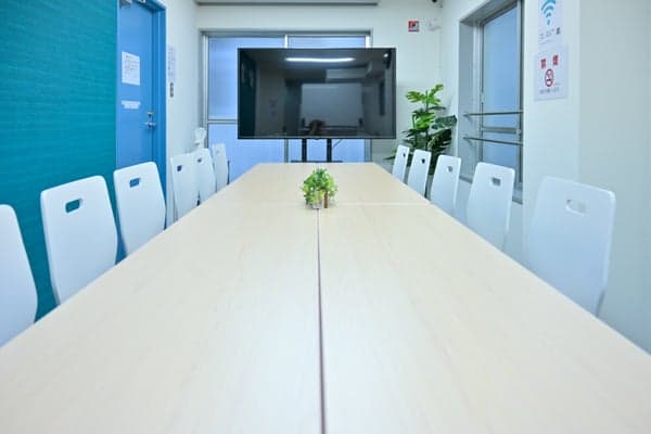 【藤沢駅２分】GS貸会議室ブルー・高速インターネット・完全個室・アクリル板設置・きれいなスペースで快適に動画撮影・会議ができる！ 1枚目
