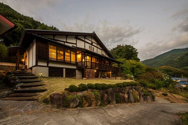 伝統的な日本家屋のデザインとモダンで快適な居心地の家 1枚目
