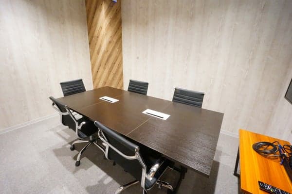 ＜モディコワーキング5人会議室(Meeting Room2)＞静岡モディの会議室✨Wi-Fi/モニターあり！リモートワーク/会議 3枚目