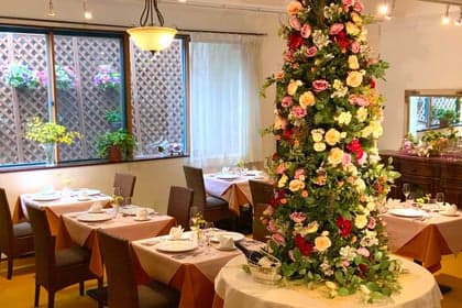 高さ2メートルほどの圧巻の美しさ薔薇のオブジェを装飾しています。クラシカルな落ち着きのあるフレンチレストラン