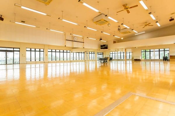 名古屋の広いスタジオはナカガワスタジオ！鏡面、音響、映像設備完備。ダンス、スポーツだけでなくイベントや会議など幅広い用途に対応。 1枚目