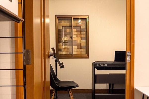 Aスタジオ：900円（/1h）。電子ピアノ常設の４帖で音楽機材も無料の音楽スタジオ。御茶ノ水駅から徒歩７分。 4枚目