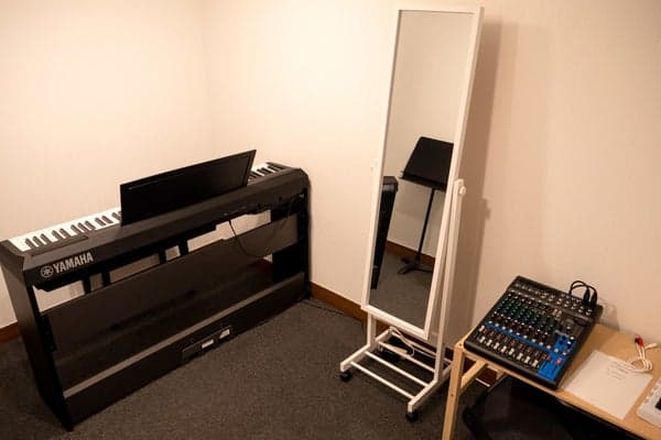 Aスタジオ：900円（/1h）。電子ピアノ常設の４帖で音楽機材も無料の音楽スタジオ。御茶ノ水駅から徒歩７分。 1枚目