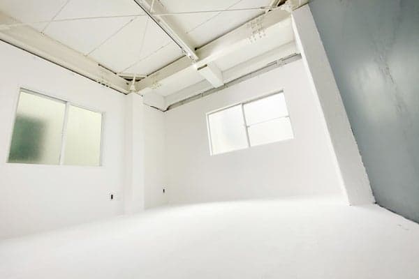 【格安、機材費込み】天高2.9m 白壁、屋上撮影可能ビル型撮影スタジオ 2枚目