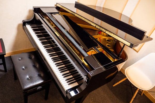 Bスタジオ：1,200円（/1h）でグランドピアノが弾ける４帖。音楽機材も無料。御茶ノ水駅から徒歩７分。 1枚目