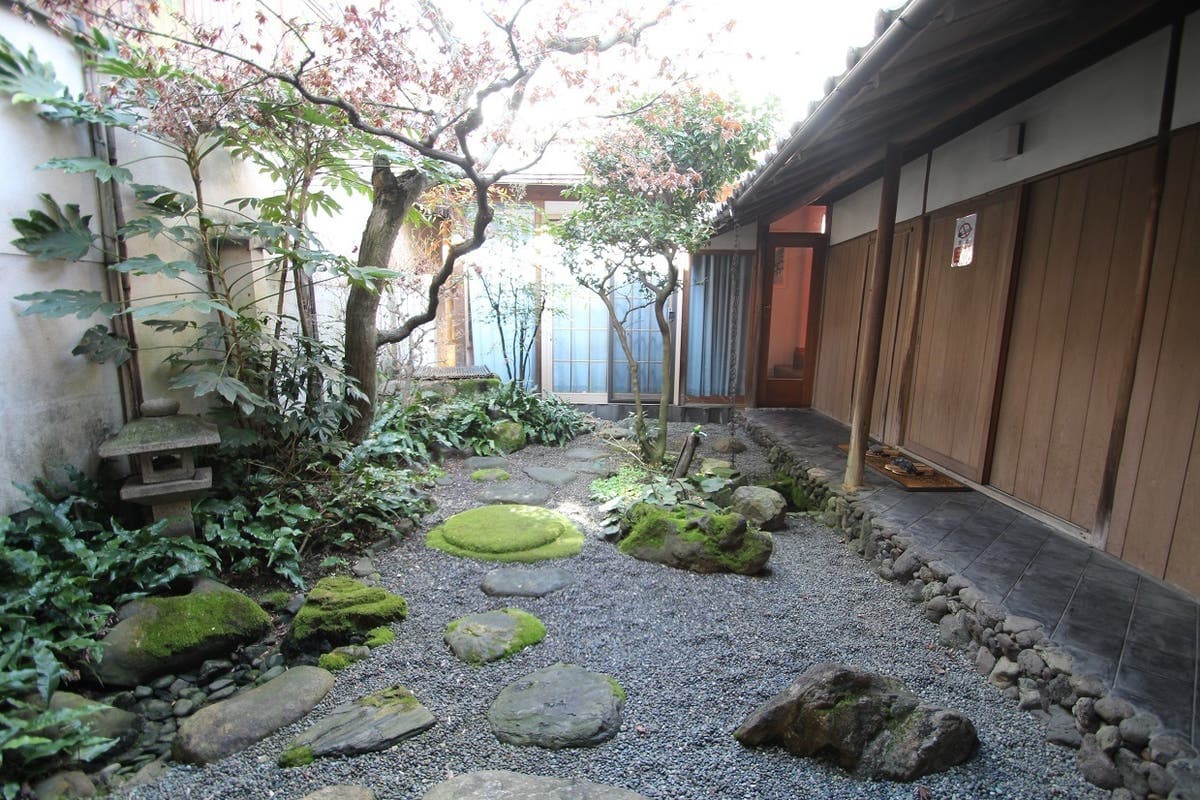伝統的なエリア西陣にある京町家(庭や畳あり)、周囲が静か、交通機関に近く、世界遺産と飲食店やスーパーに囲まれている。 4枚目
