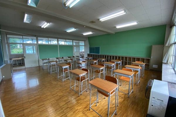 普通教室【5】 標高1165mの清里高原にある廃校になった小学校の普通教室です。（高校生サイズの机とイスが20脚ございます） 2枚目