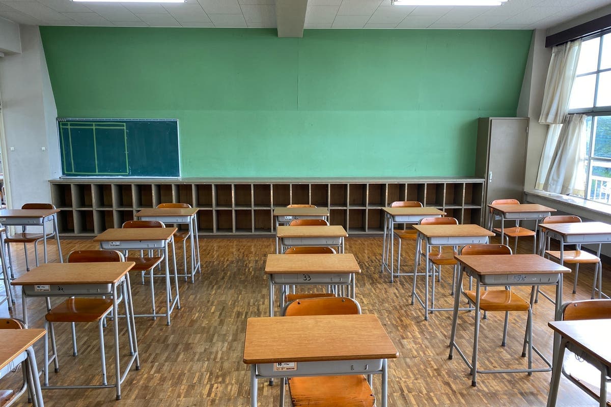 普通教室【5】 標高1165mの清里高原にある廃校になった小学校の普通教室です。（高校生サイズの机とイスが20脚ございます） 3枚目