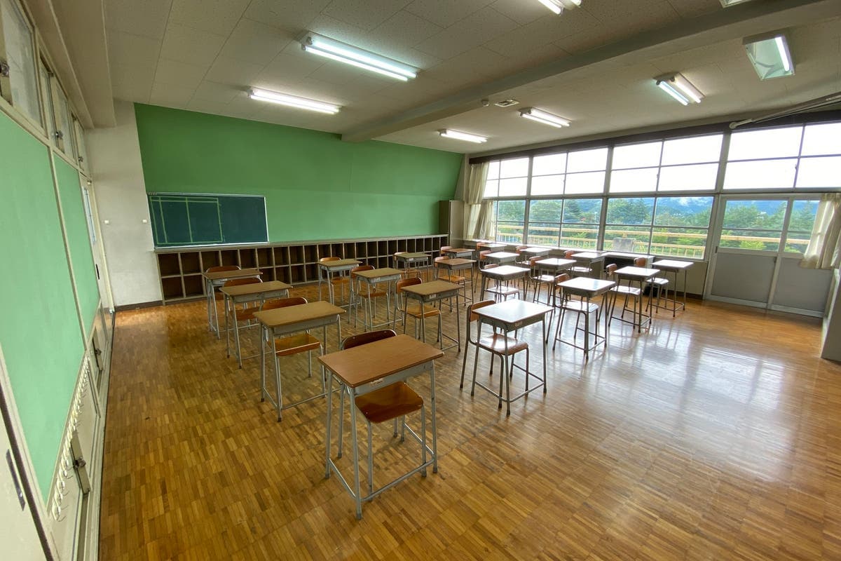 普通教室【5】 標高1165mの清里高原にある廃校になった小学校の普通教室です。（高校生サイズの机とイスが20脚ございます） 5枚目