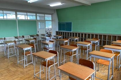 普通教室【5】 標高1165mの清里高原にある廃校になった小学校の普通教室です。（高校生サイズの机とイスが20脚ございます）