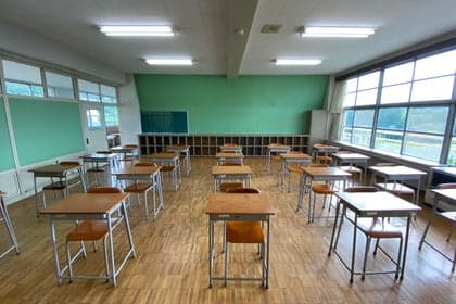 普通教室【6】 標高1165mの清里高原にある廃校になった小学校の普通教室です（高校生サイズの机とイスが20脚ございます）