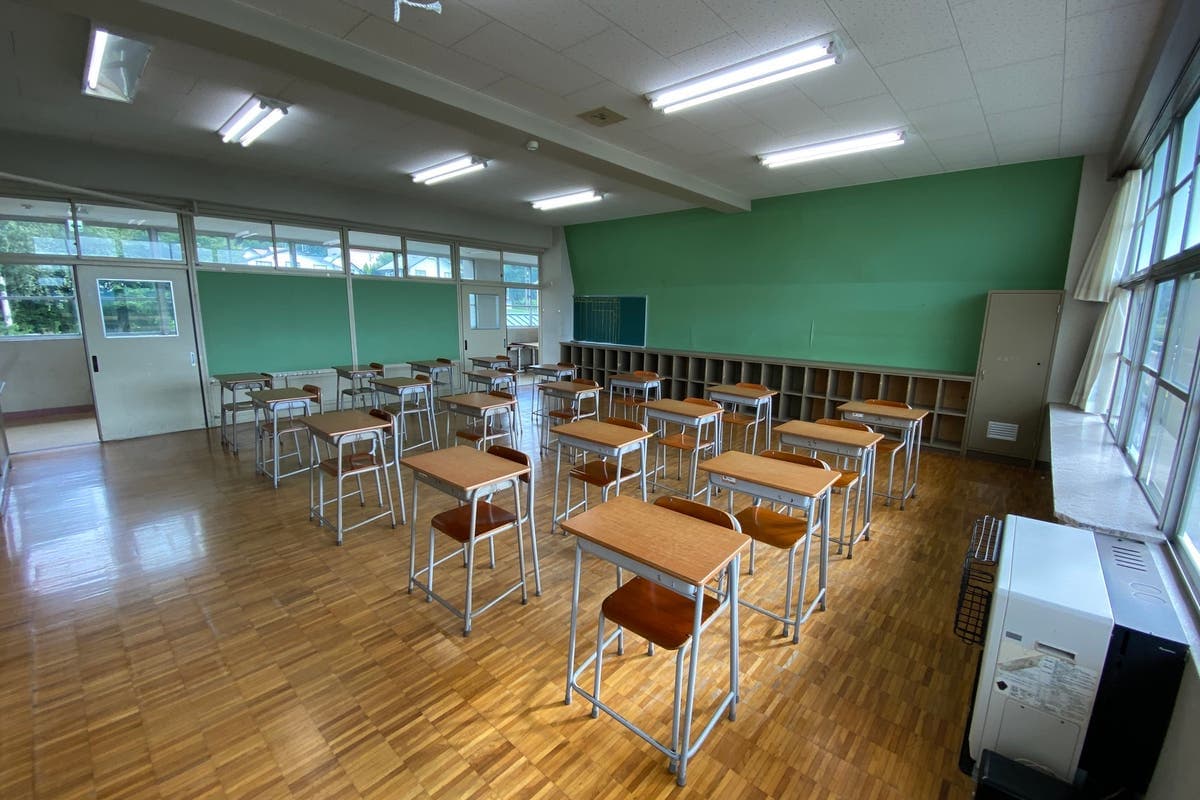普通教室【6】 標高1165mの清里高原にある廃校になった小学校の普通教室です（高校生サイズの机とイスが20脚ございます） 2枚目