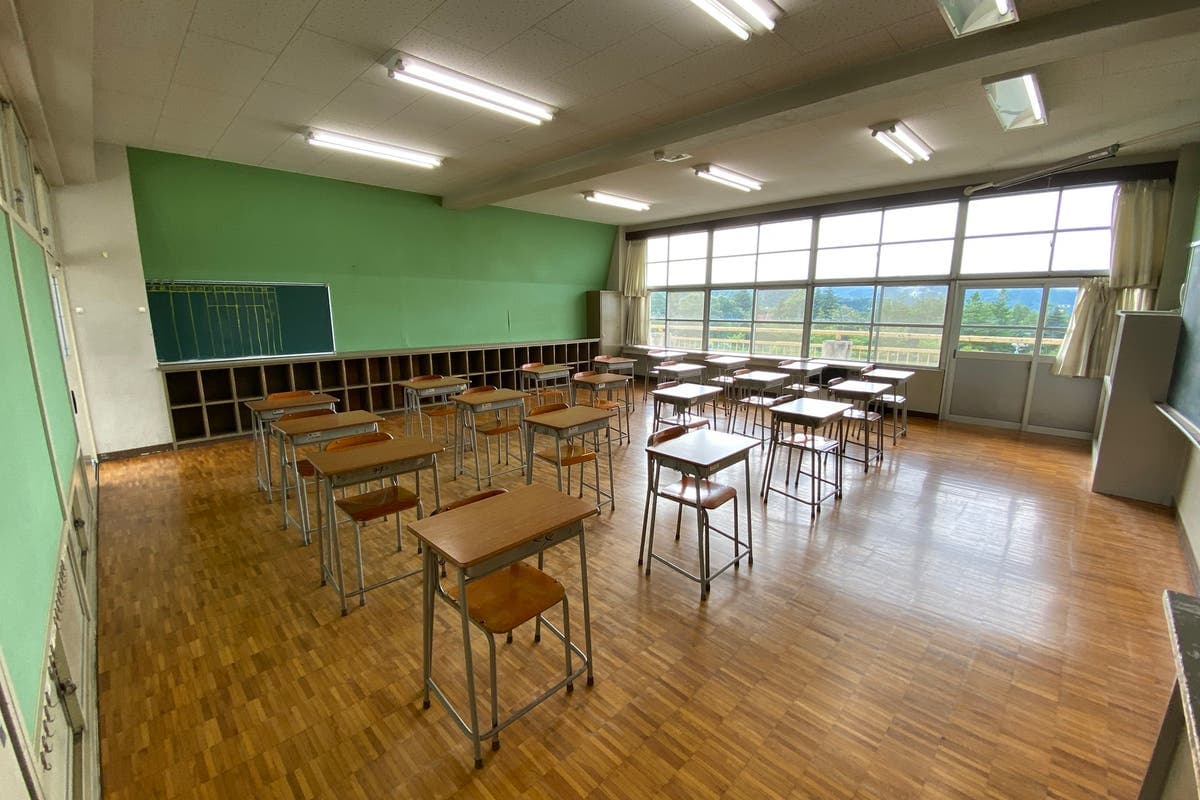 普通教室【6】 標高1165mの清里高原にある廃校になった小学校の普通教室です（高校生サイズの机とイスが20脚ございます） 4枚目