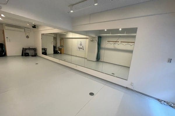 【都心駅前のプライベート空間】Studio Lamp総武線大久保駅から徒歩30秒の路面１階の清潔感あふれるレンタルスタジオです。 3枚目