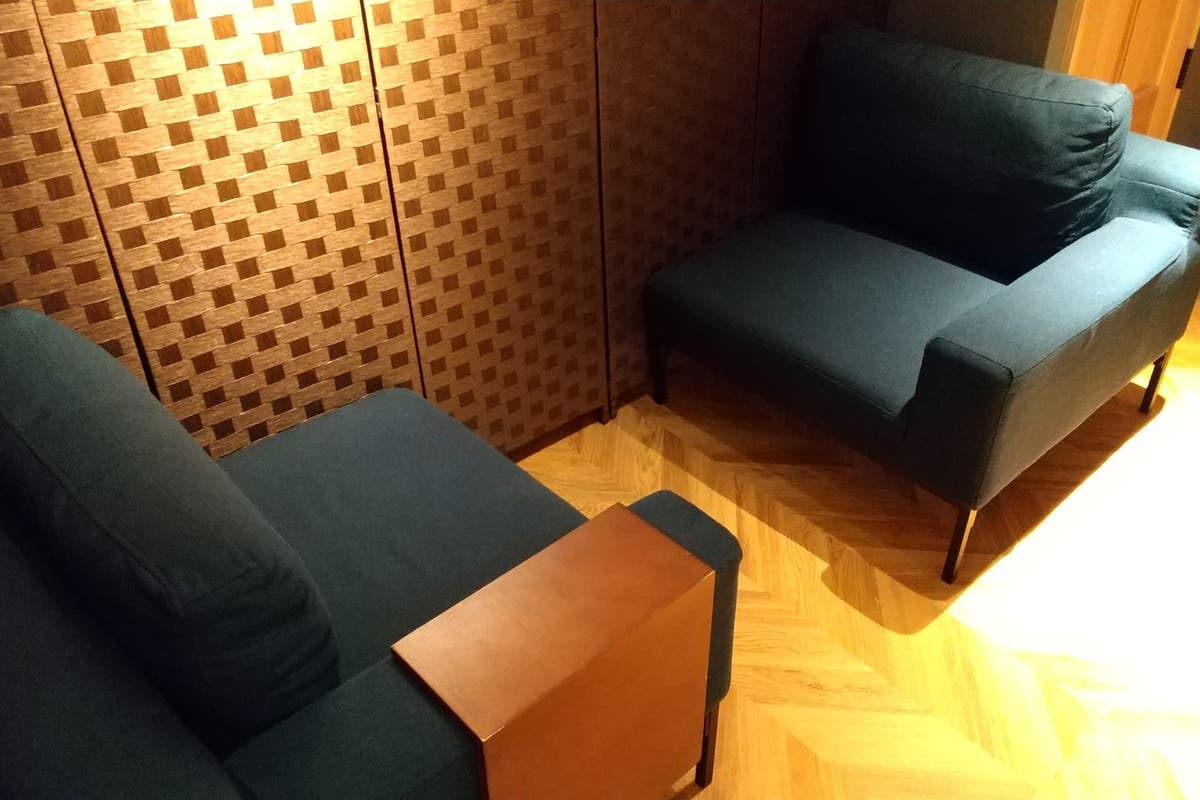 【福岡祇園駅 5番出口から徒歩3分】ホテルの客室をサロンに！対面の椅子があるお部屋です（201号室） 3枚目