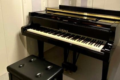【大阪梅田から17分】防音室完備のグランドピアノが弾けるお部屋。ピアノ練習やリハーサル・レコーディング等に！2人まで入室可能。