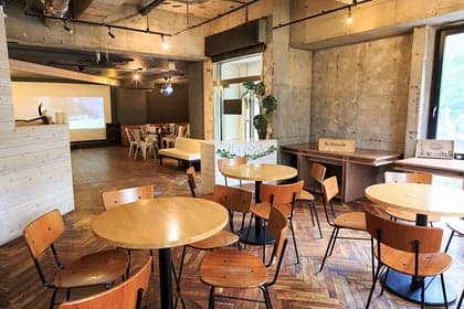 ELLARE【温かい日差しの注ぐカフェスペースと、 ミラーボールの回るオトナ空間が融合し、 アットホームな時間をご提供します。】