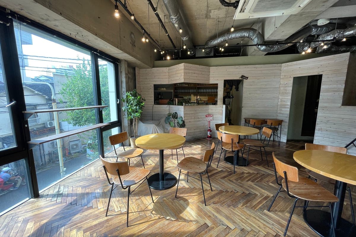 ELLARE【温かい日差しの注ぐカフェスペースと、 ミラーボールの回るオトナ空間が融合し、 アットホームな時間をご提供します。】 5枚目