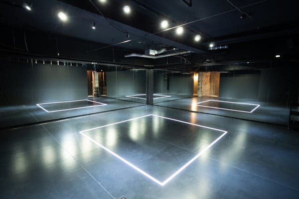 【駅徒歩1分】黒とコンクリートのインダストリアルなスタジオ・撮影スペース！ダンス/ヨガ/Youtuber/フィットネス 1枚目