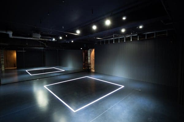 【駅徒歩1分】黒とコンクリートのインダストリアルなスタジオ・撮影スペース！ダンス/ヨガ/Youtuber/フィットネス 4枚目