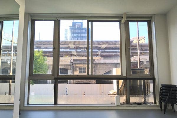 【元町駅から30秒】大型鏡とリノリウム床のスタジオ！24ｈ！広々35㎡！大窓で換気性バツグン！ダンスや撮影をLEDで華やかに！ 5枚目