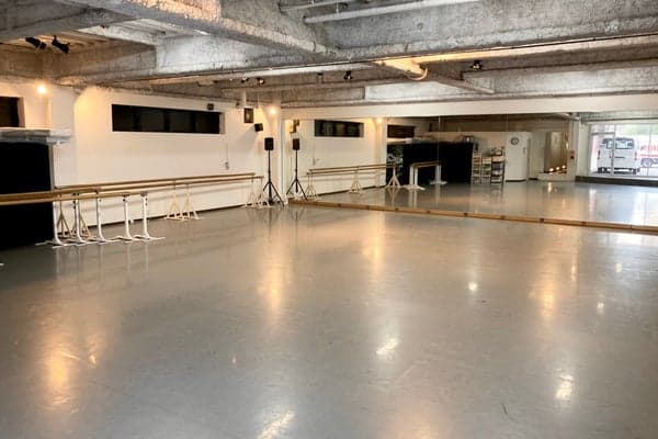 【YTJ西宮/１Fスタジオ】夜間早朝利用も可能・西宮北口駅から徒歩５分・鏡張りのダンスやレッスンに最適なスタジオです 1枚目