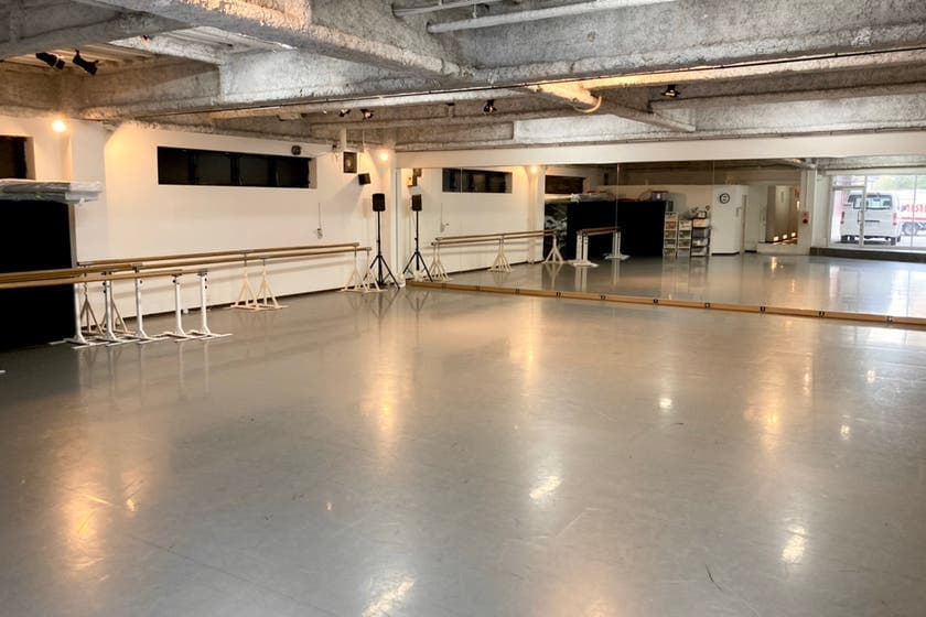 【YTJ西宮/１Fスタジオ】夜間早朝利用も可能・西宮北口駅から徒歩５分・鏡張りのダンスやレッスンに最適なスタジオです