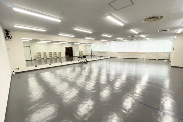 【YTJ所沢スタジオ】所沢駅から徒歩3分・鏡張りのダンスやレッスンに最適なスタジオです 1枚目