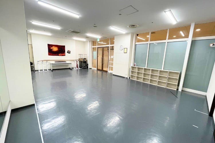 【YTJ海老名スタジオ】小田急海老名駅から徒歩３分・鏡張りのダンスやレッスンに最適なスタジオです 2枚目