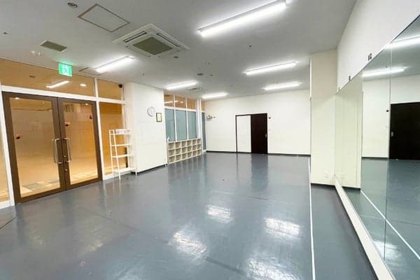 【YTJ海老名スタジオ】小田急海老名駅から徒歩３分・鏡張りのダンスやレッスンに最適なスタジオです 3枚目