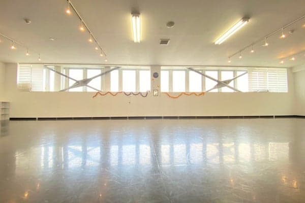 【YTJ豊中スタジオ】「豊中」駅から徒歩5分・鏡張りのダンスやレッスンに最適なスタジオです 5枚目
