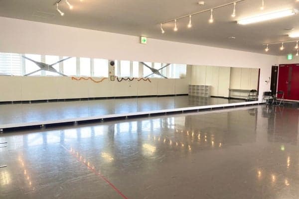 【YTJ豊中スタジオ】「豊中」駅から徒歩5分・鏡張りのダンスやレッスンに最適なスタジオです 1枚目