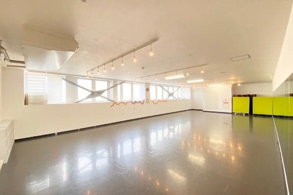 【YTJ豊中スタジオ】「豊中」駅から徒歩5分・鏡張りのダンスやレッスンに最適なスタジオです 4枚目