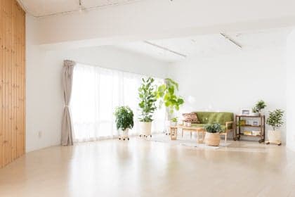 【代々木駅】3分！リーズナブルな自然光の入る白壁撮影スタジオ。家具や観葉植物が豊富でお家時間の再現やヨガ撮影にオススメ！