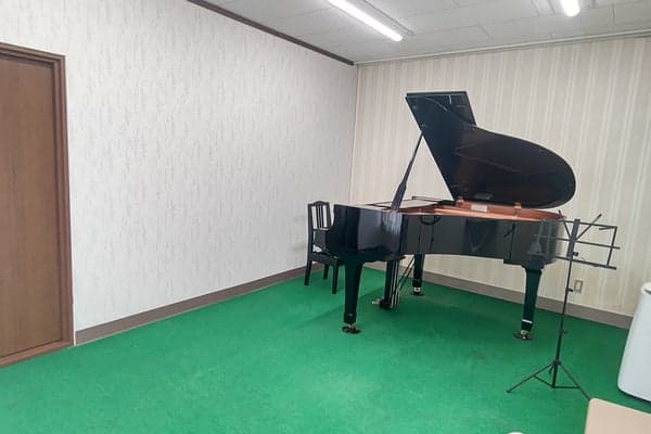 【豊田市駅6分/提携駐車場3時間無料】グランドピアノ設置の防音室。ピアノレッスンや室内楽のお稽古に♪ 2枚目