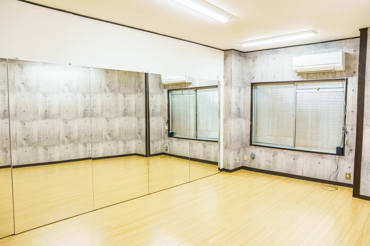 24時間営業！梅田中崎町地域最安値で当日予約可能のレンタルダンススタジオです。完全個室の全面鏡張でダンス練習ができます！ 1枚目