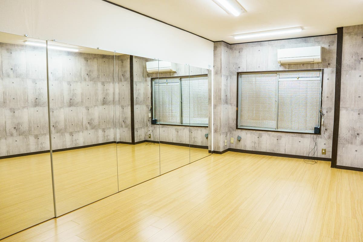 24時間営業！梅田中崎町地域最安値で当日予約可能のレンタルダンススタジオです。完全個室の全面鏡張でダンス練習ができます！ 3枚目